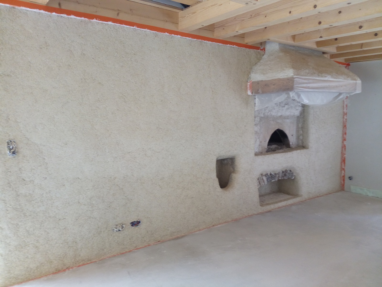 Enduit chaux/chanvre et enduit de finition dans une petite maison en ...