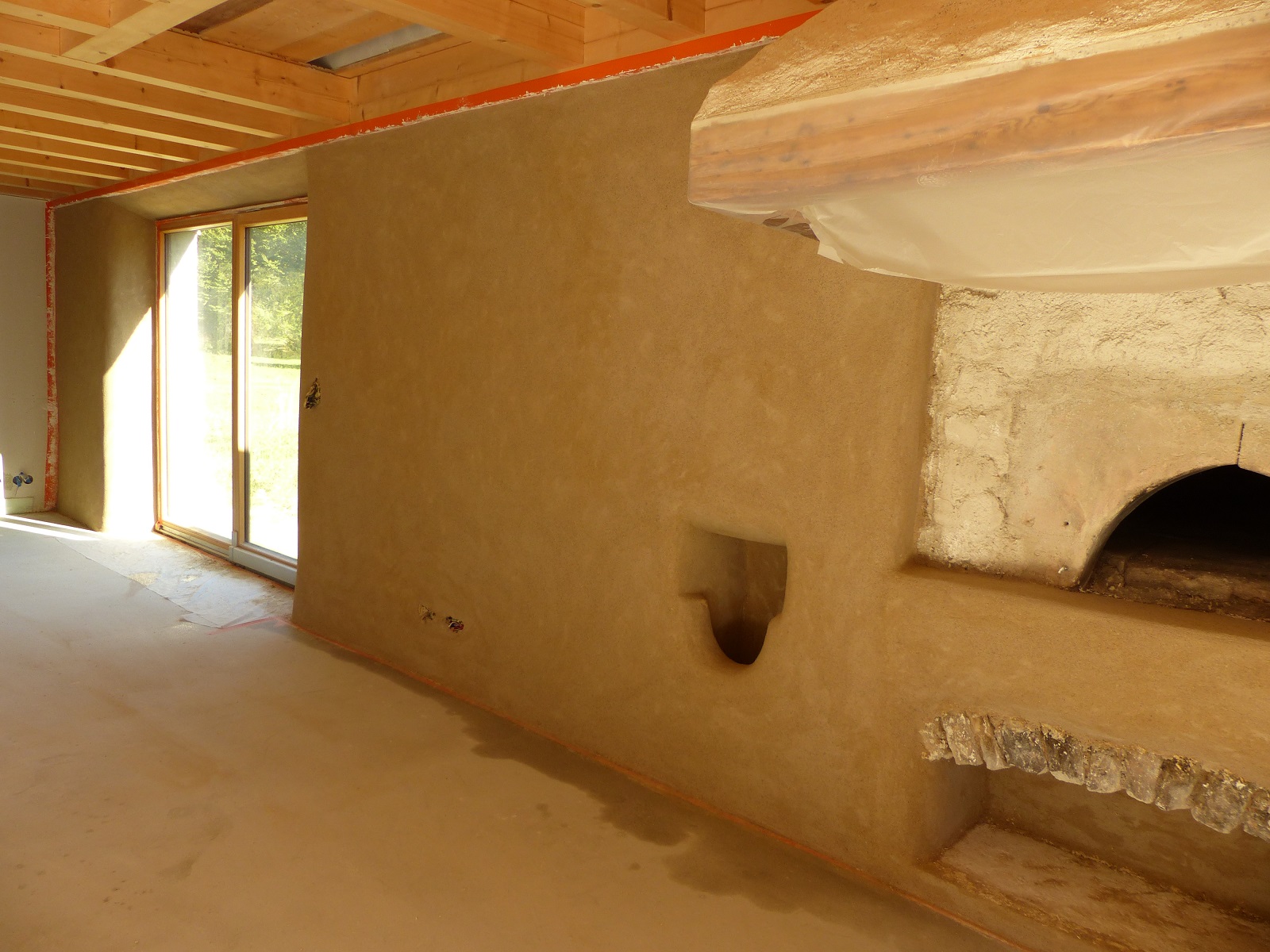 Enduit chaux/chanvre et enduit de finition dans une petite maison en ...